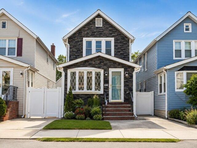Rd, Queens, Home For Sale
