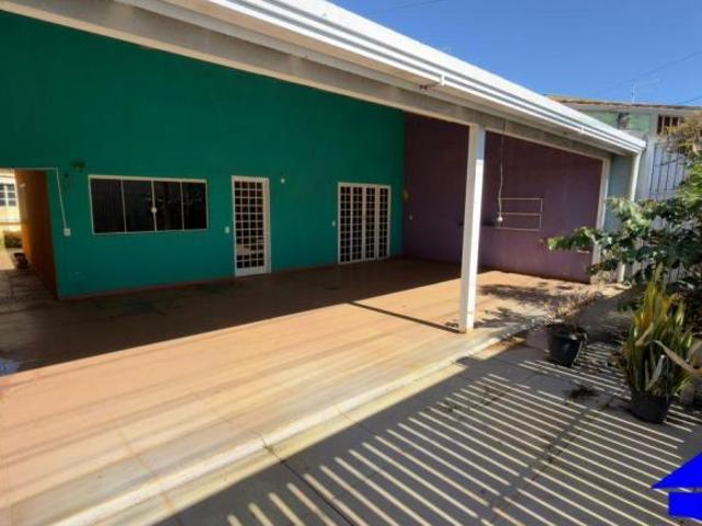 RDS vende 3qtos casa Qd 37 Setor Central desocupada