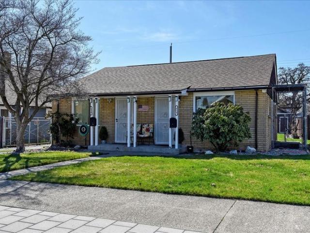 Remarkable duplex, blending modern charm with convenience!