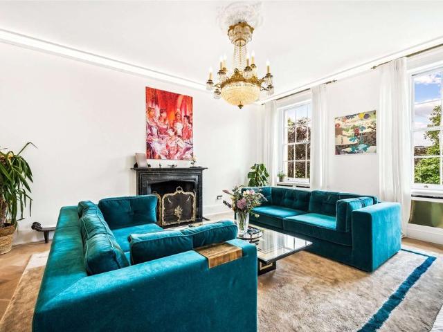 Remarkable 4 bedroom, 3 bathroom maisonette overlooking Warwick Square. Refurbished and furnished to an exceptional standard