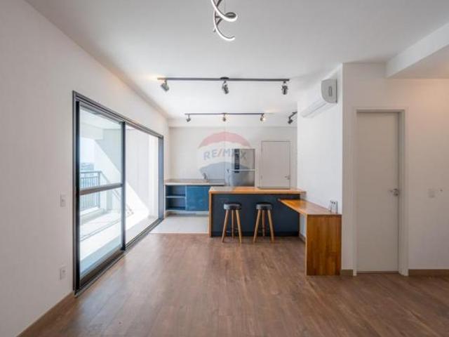 RE/MAX vende apartamento 98 m² de área útil, 9º andar, sol manhã, 3 suítes climatizadas, living inte