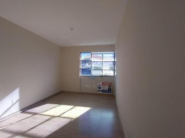 RE/MAX VENDE Apto no Centro, com 2 dormitórios, recém reformado, próximo a hospitais