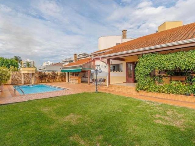 REMAX vende casa com 5 quartos, sendo 04 suítes uma SUÍTE TÉRREA e outra master c/ banheira e clos