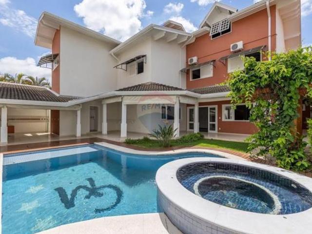 RE/MAX VENDE Casa em Condomínio, 5 quartos, 3 suítes, 8 vagas, 470M² R$2.450.000 Condomínio Triâng