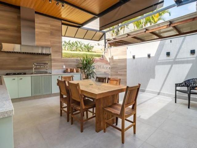 RE/MAX VENDE casa em Condomínio Fechado, na região do Parque Ecológico, com 3 dormitórios, 1 suíte