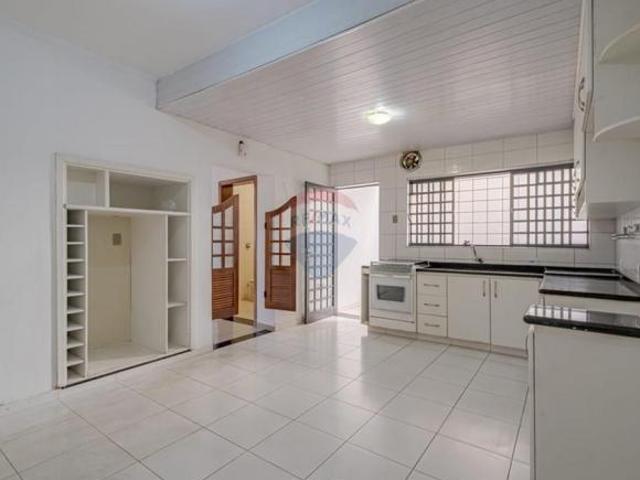 RE/MAX VENDE | Casa Espaçosa à Venda em Campinas – 3 Dormitórios | 3 Banheiros | 4 Vagas