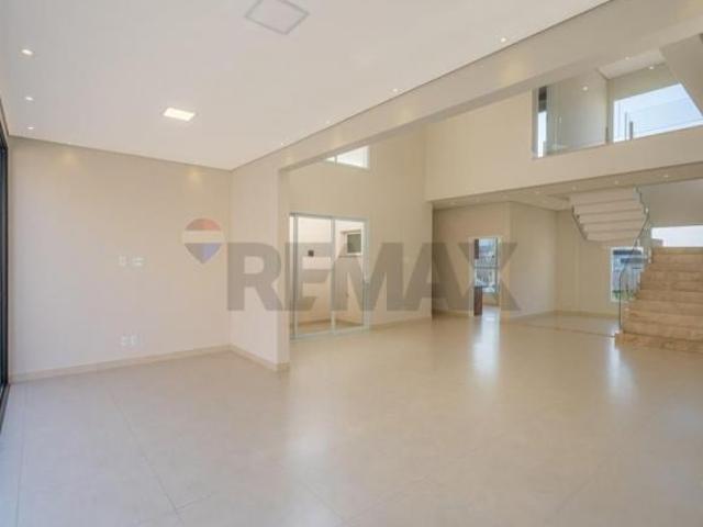REMAX VENDE Sobrado de 312m² em Valinhos, divisa com Campinas, 4 suítes + escritório ou quarto no