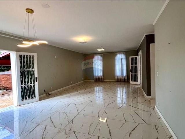 RE/MAX aluga Casa com 03 quartos 1 suíte, 4 banheiros, 5 vagas, escritório, churrasqueira, deck e piscina, perto da Unicamp, em Campinas