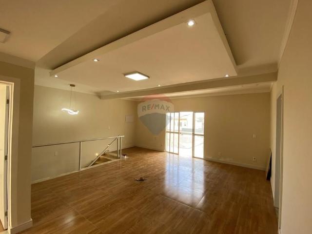 RE/MAX aluga casa 4 suítes com piscina 9x5, pé direito 3,5m, área gourmet e 4 vagas no Parque Via Norte – Campinas/SP