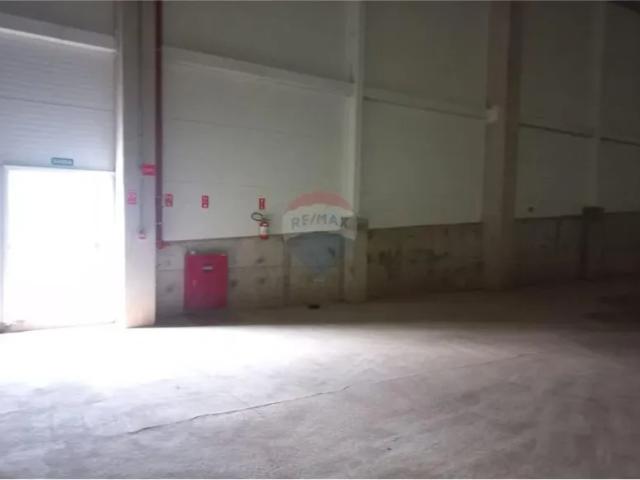 RE/MAX Aluga Galpão Comercial, com 1.000m² de área útil, localizado próximo ao Alphaville Campinas