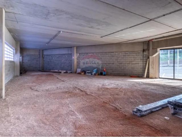 RE/MAX aluga Loja de 200 m² em Complexo Comercial, com 140 vagas, mais de 12 mil m² de terreno e áre