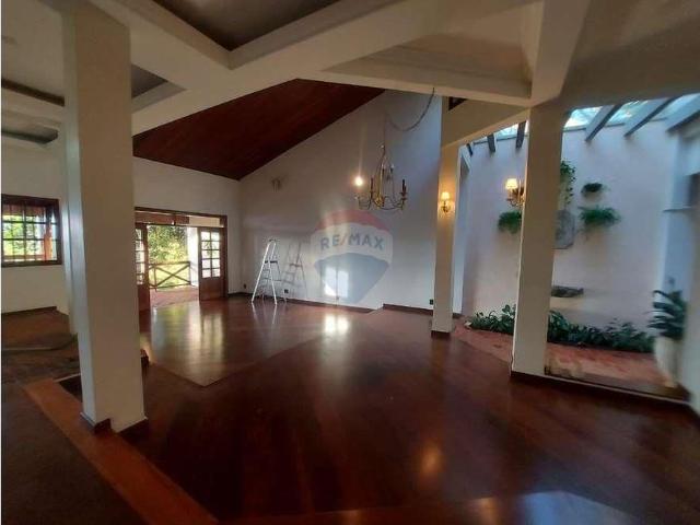 RE/MAX Aluga Sobrado no Condomínio Alto das Palmeiras, em Campinas/SP R$ 7800,00