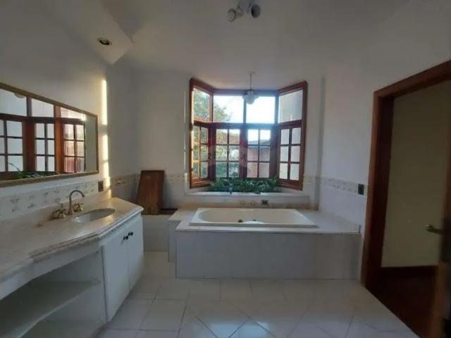 RE/MAX Aluga Sobrado no Condomínio Alto das Palmeiras, em Campinas/SP R$ 7800,00