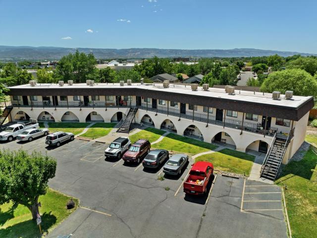 Remodeled 1 Bedroom, 1 Bathroom Apartment Close to shopping!