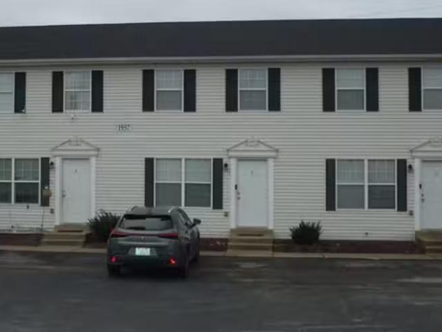 Remodeled 2 bed/ 1.5 bath townhouse in a very conv 1957 Stone.