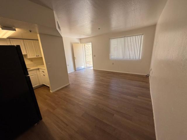 Remodeled _be _Bath condo. partial utilities inclu