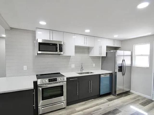 Remodeled Golden 2BD/1BA Unit w/ Yard