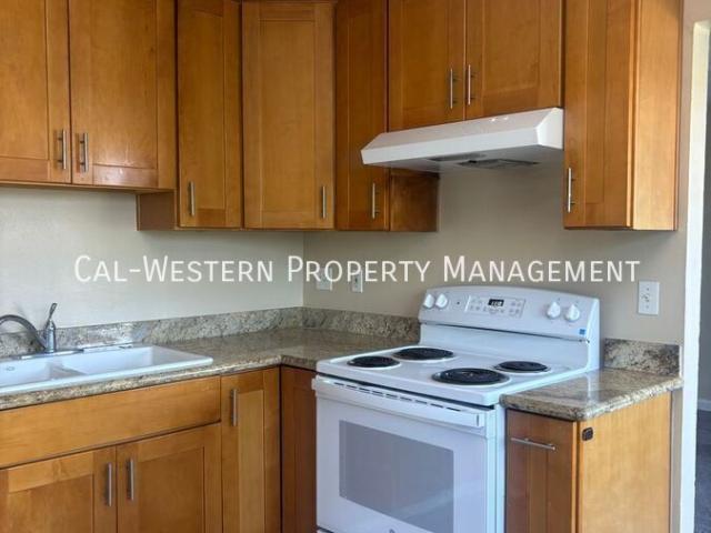Remodeled Kitchen Bright Upstairs 2/1 at Williams and Boynton!