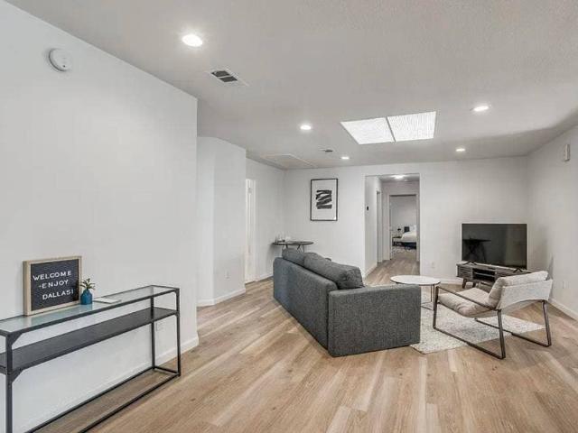 Remodeled Room Near Knox Henderson