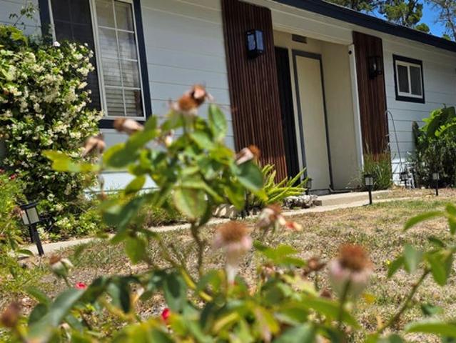 Remodeled Room & Private Bath, Walk to Shops