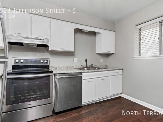 Remodeled & Updated 1 Bedroom Next to the Plaza