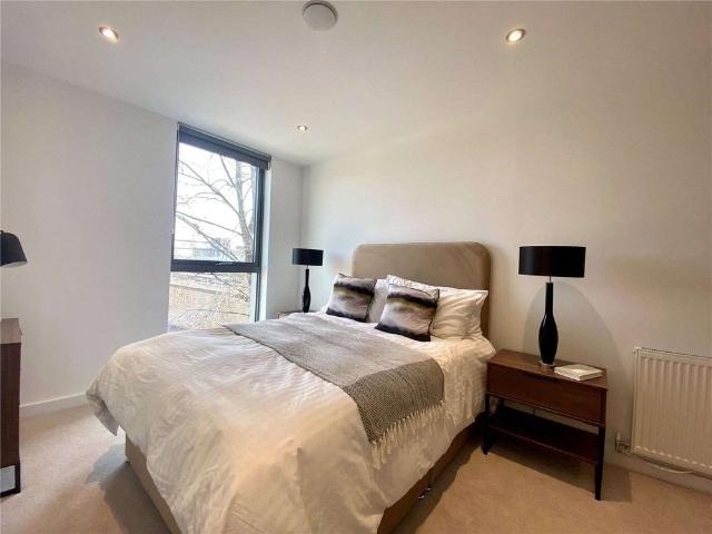 Rent at Thames Quarter in the heart of Reading's town centre. Benefiting from a residents gym, lounge, terraces, private cinema and dining room
