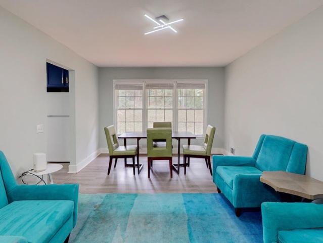 Rent Fast! Right off Chapel Hill Rd Walk to T
