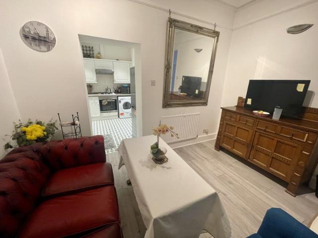 Rent Includes All Bills 3 Bedrooms Lounge in SE1