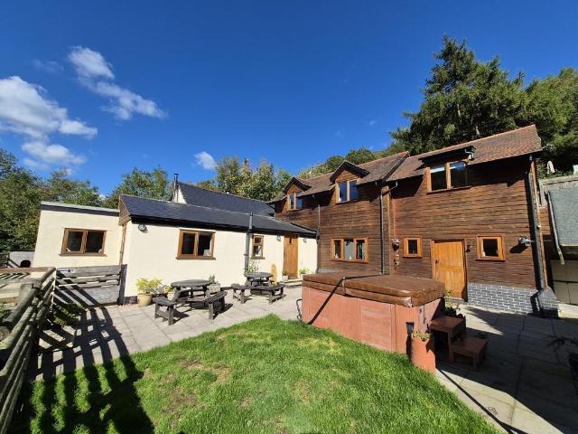 RENT REDUCTION 12 Perkins Beach. 5 bed detached house to rent £2,100 pcm £485 pw