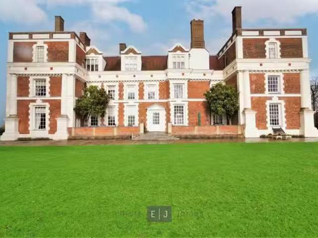Nice 3 BA 4 bedroom apartment for rent in Hill Hall, Theydon M.