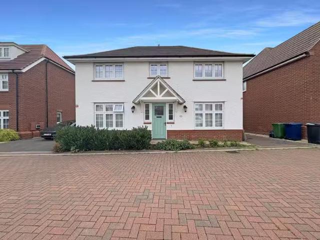 Rental! 3 BA 4 bedroom detached house for rent in Mead Avenue.