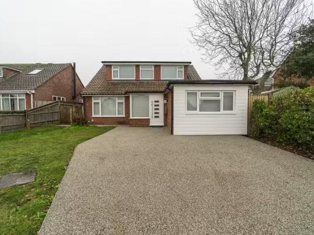 Deal! 3 BA 4 bedroom detached house for rent in Tudor Close, S.