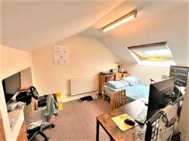 Nice 3 BA 4 bedroom flat for rent in Bristol Road, Selly Oak.