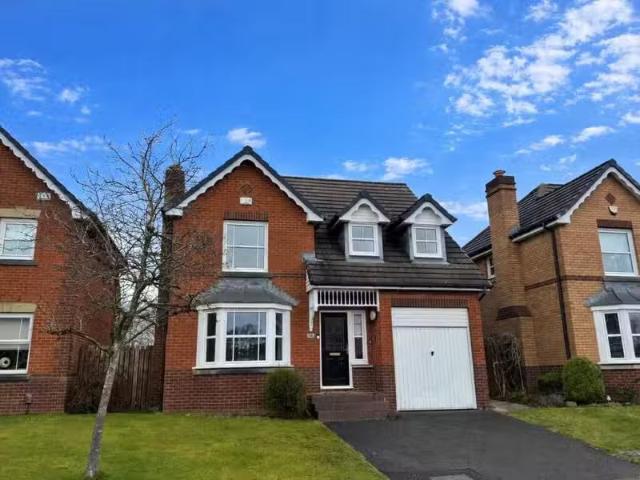 Cheap 3 BA 4 bedroom house for rent in Barrachnie Place, Garro.