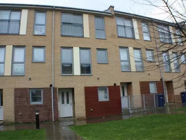 Deal! 3 BA 4 bedroom town house for rent in Fortune Avenue, Ed.