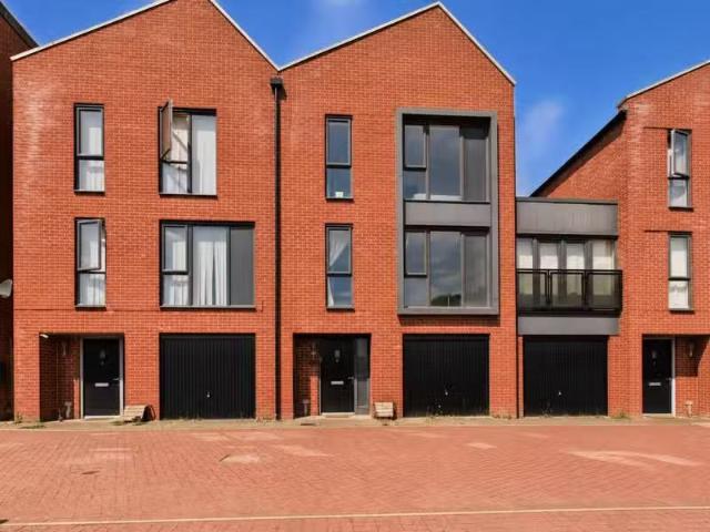 Deal! 3 BA 4 bedroom town house for rent in Kingsway Boulevard.