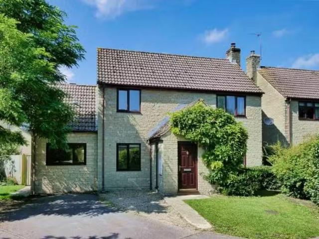 Cozy 3 BA 5 bedroom detached house for rent in May Tree Close.