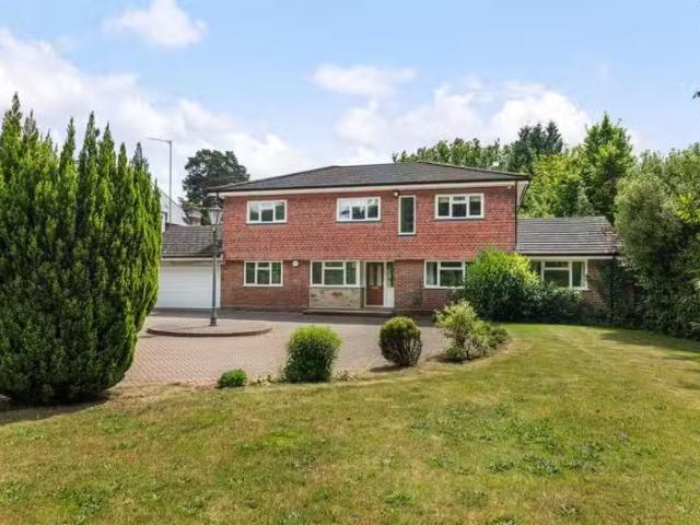 Nice 3 BA 5 bedroom detached house for rent in Mark Way, Godal.