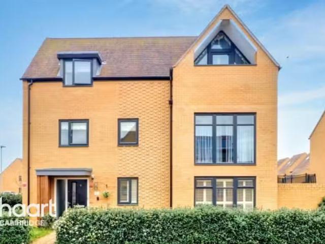 Charming 3 BA 5 bedroom detached house for rent in Temple Road.
