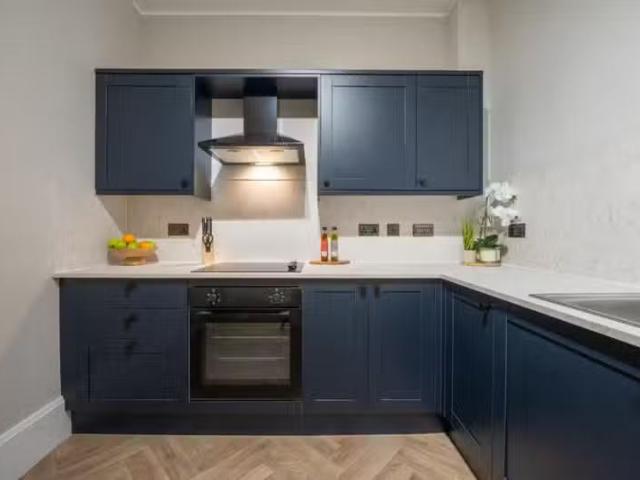 Cheap 3 BA 5 bedroom flat for rent in Reform Street, City Cent.