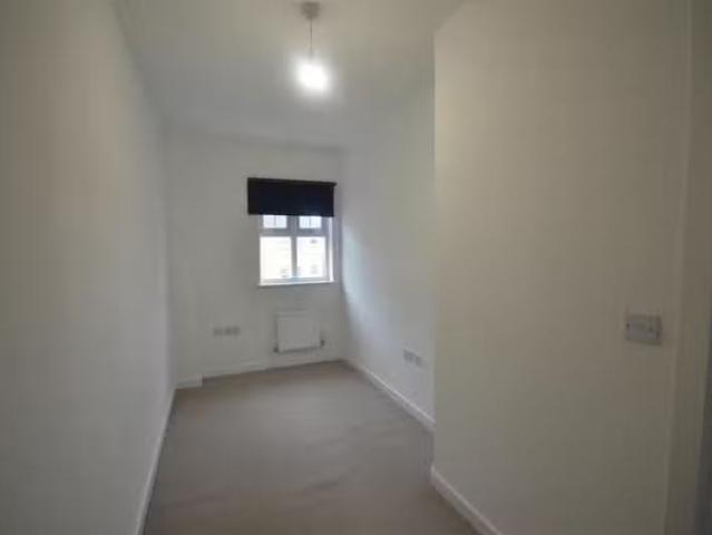 Nice 3 BA 5 bedroom house for rent in De Havilland Road, Edgwa.