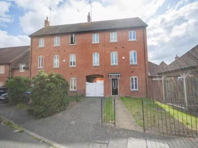 Unique 3 BA 5 bedroom house for rent in Richard Street, Hatfie.