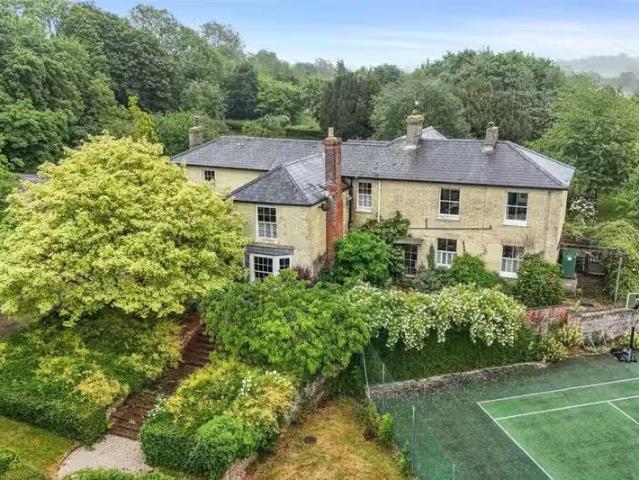 Rental! 3 BA 6 bedroom detached house for rent in Castle Camps.
