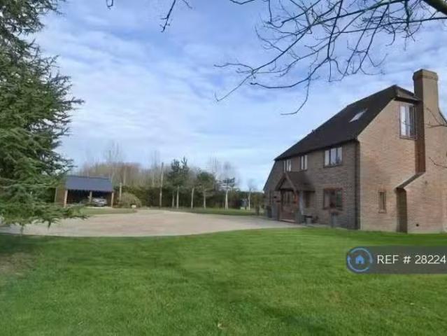 Charming 3 BA 6 bedroom detached house for rent in Denstroude.