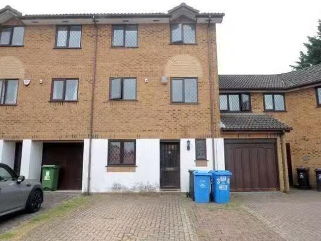 Rental! 3 BA 6 bedroom house for rent in Baverstock Road, Pool.