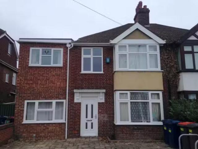 Rental! 3 BA 6 bedroom semi detached house for rent in Newmark.