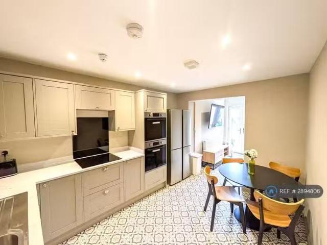 Rental! 3 BA 1 bedroom house share for rent in Pendennis Park.