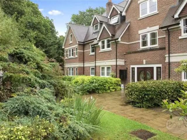 Unique 3 BA 3 bedroom apartment for rent in Portsmouth Road, E.