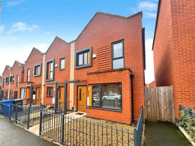 Unique 3 BA 3 bedroom End Terrace House to rent, Athole Street.