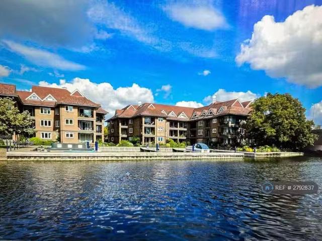 Cozy 3 BA 3 bedroom flat for rent in Mariners Way, Cambridge.